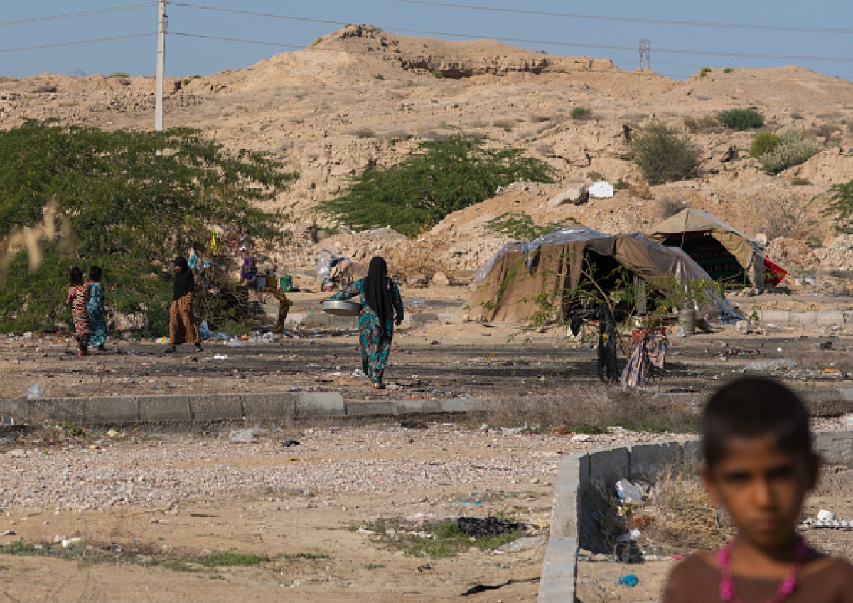 Homeless citizens of Iran seek shelter in empty tombs | Al Majalla